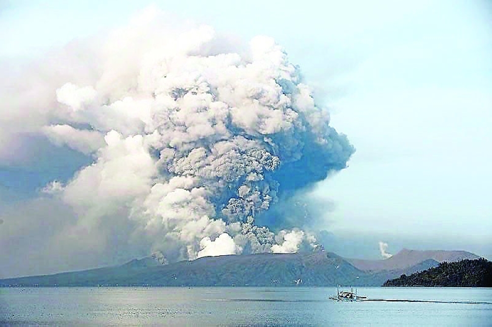 Philippines' active volcano spews steam-laden plumes - Oman Observer