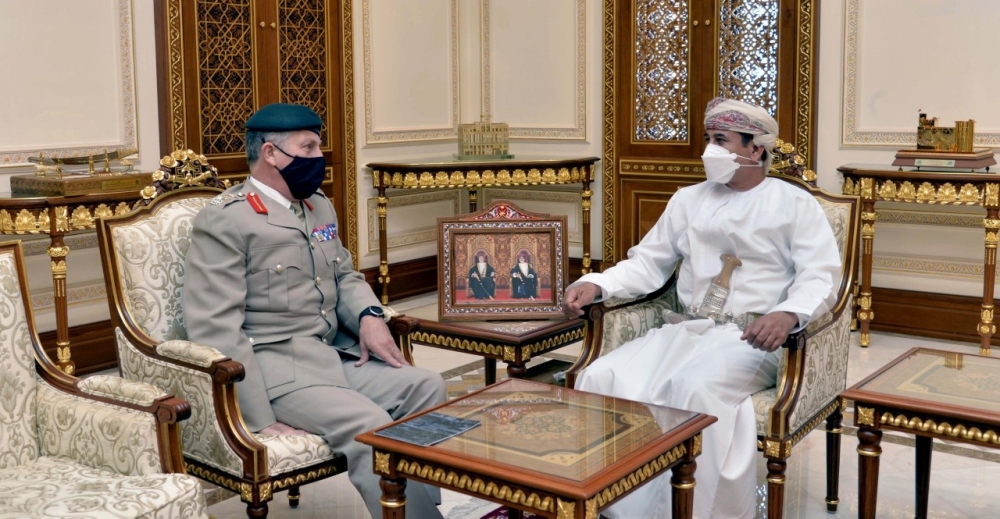 Royal office minister receives UK chief of defence staff - Oman Observer
