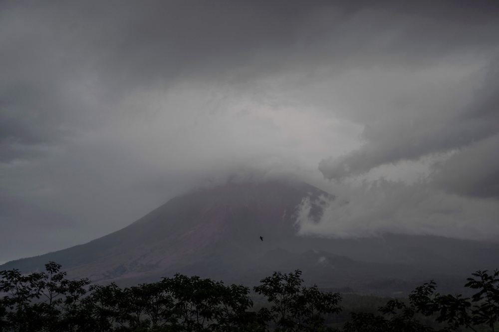 Indonesia volcano erupts again, hampering rescue operations - Oman Observer