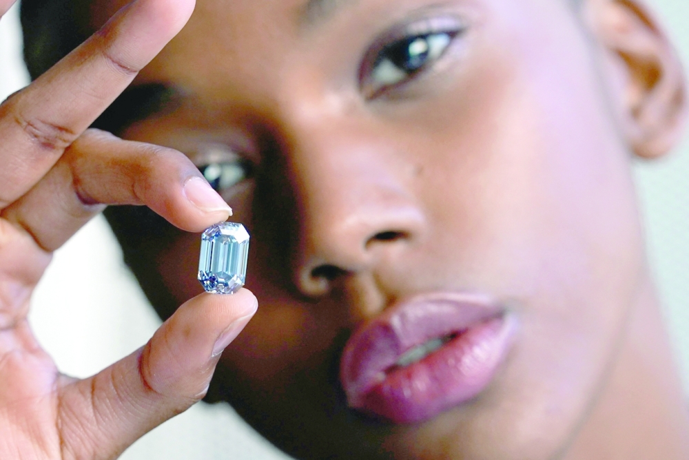 Sotheby's tips largest blue diamond at auction to fetch $48 mn - Oman ...