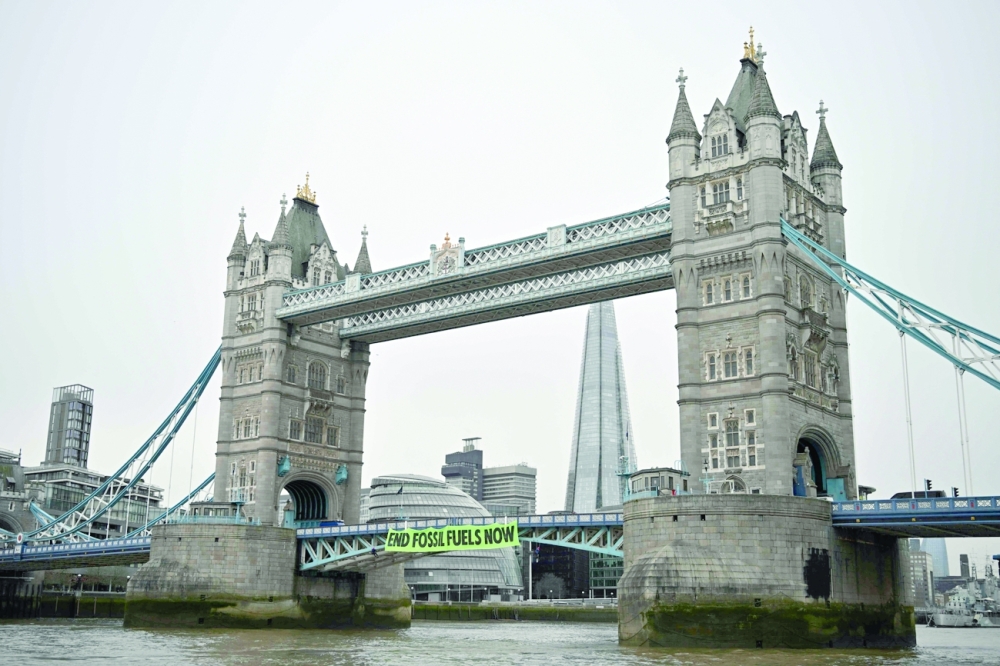 Climate activists shut London's Tower Bridge - Oman Observer