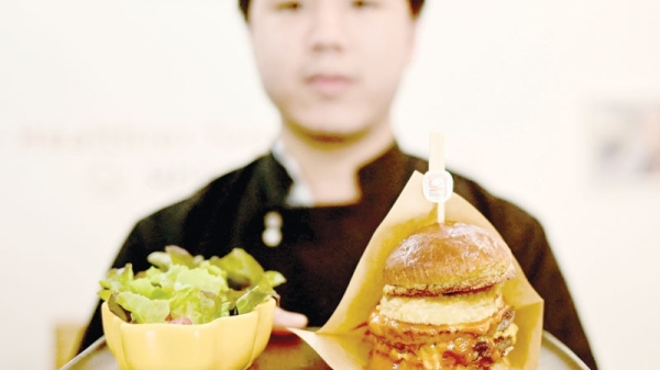 Thai pop-up wins fans with crunchless cricket burgers - Oman Observer