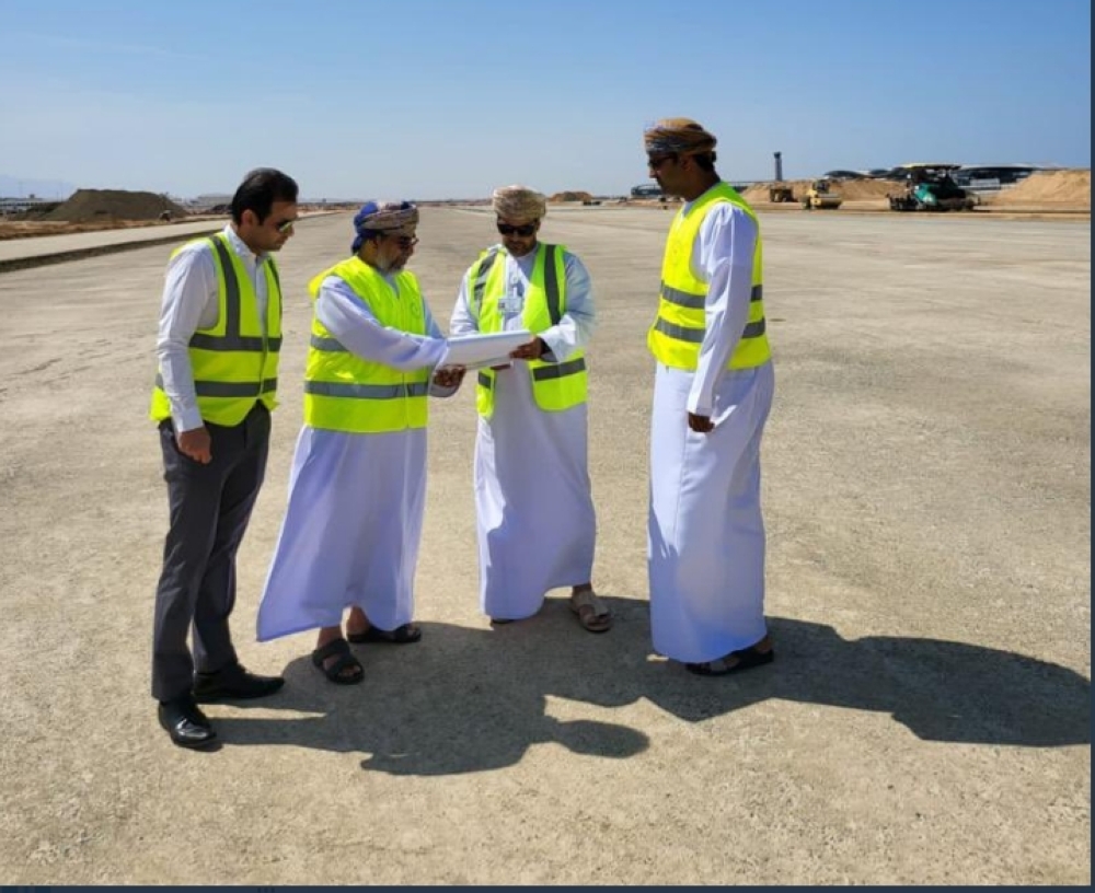 CAA chairman inspects work on the southern runway - Oman Observer