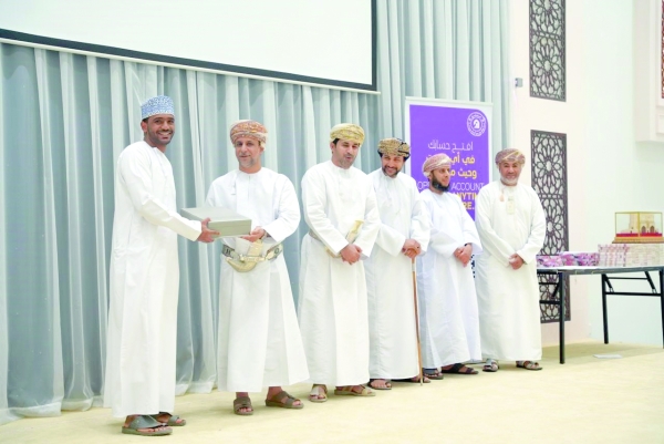 Bank Nizwa supports UTAS students for achieving academic excellence ...