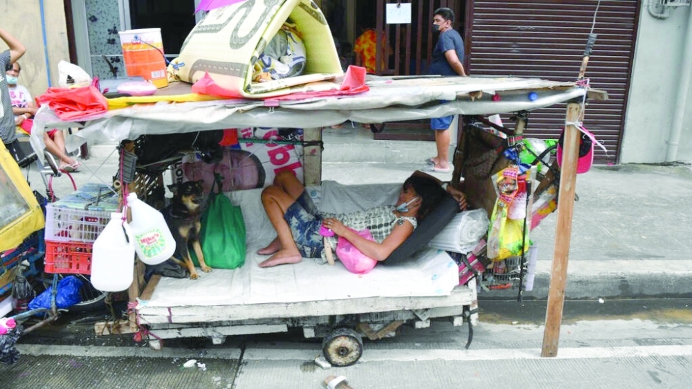 Street life: Manila's homeless find shelter in pushcarts - Oman Observer