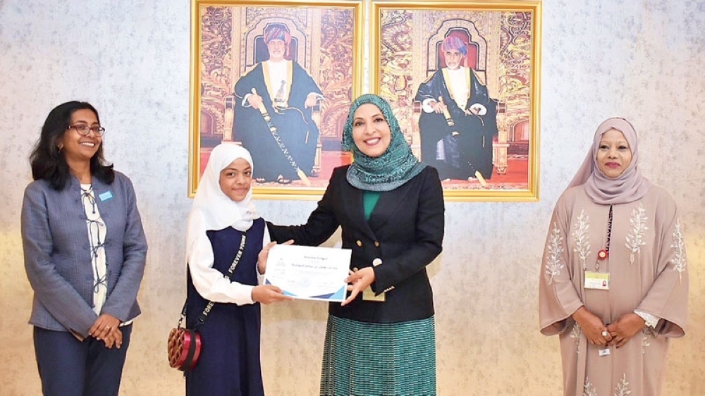 Minister of Education meets school students - Oman Observer