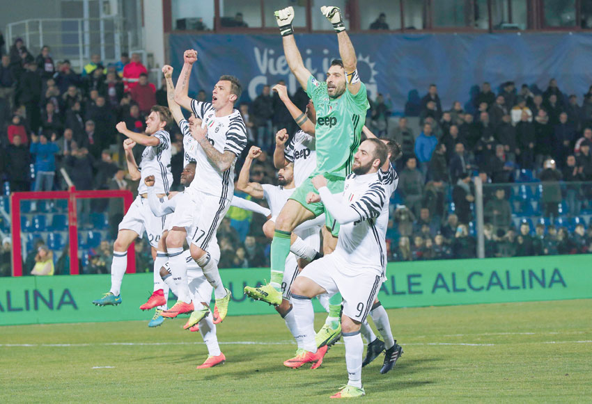 Juve extend Serie A lead, nine-man Milan win - Oman Observer