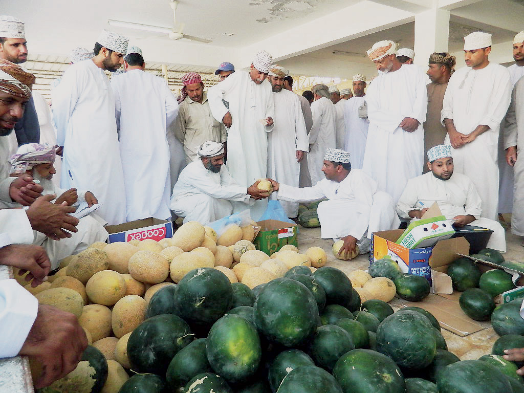 Summer fruits and dates set markets abuzz - Oman Observer