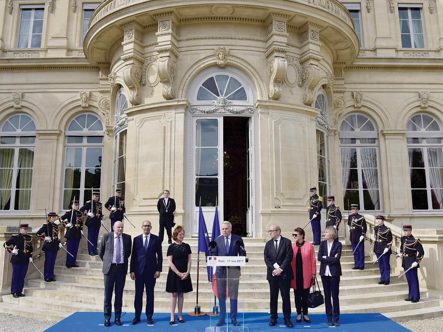 Macron unveils new government - Oman Observer