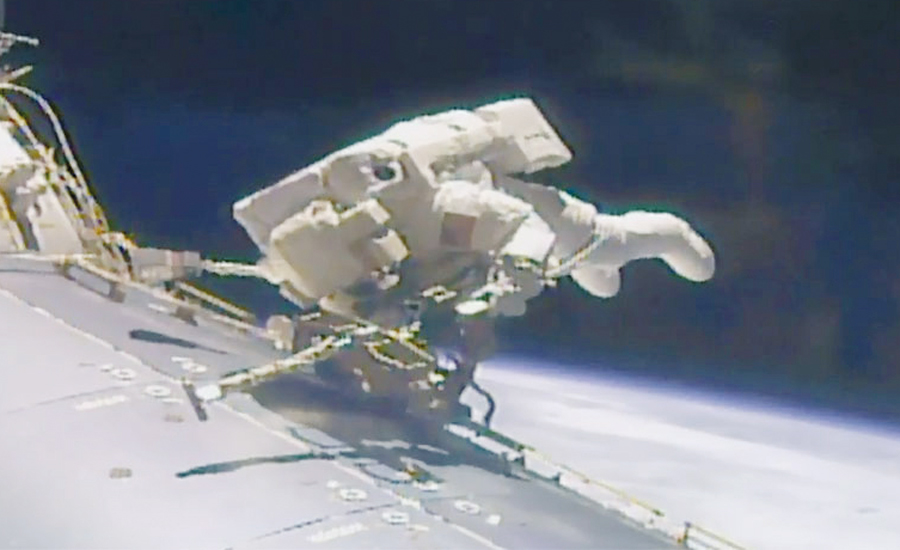 US astronauts conduct 200th spacewalk - Oman Observer
