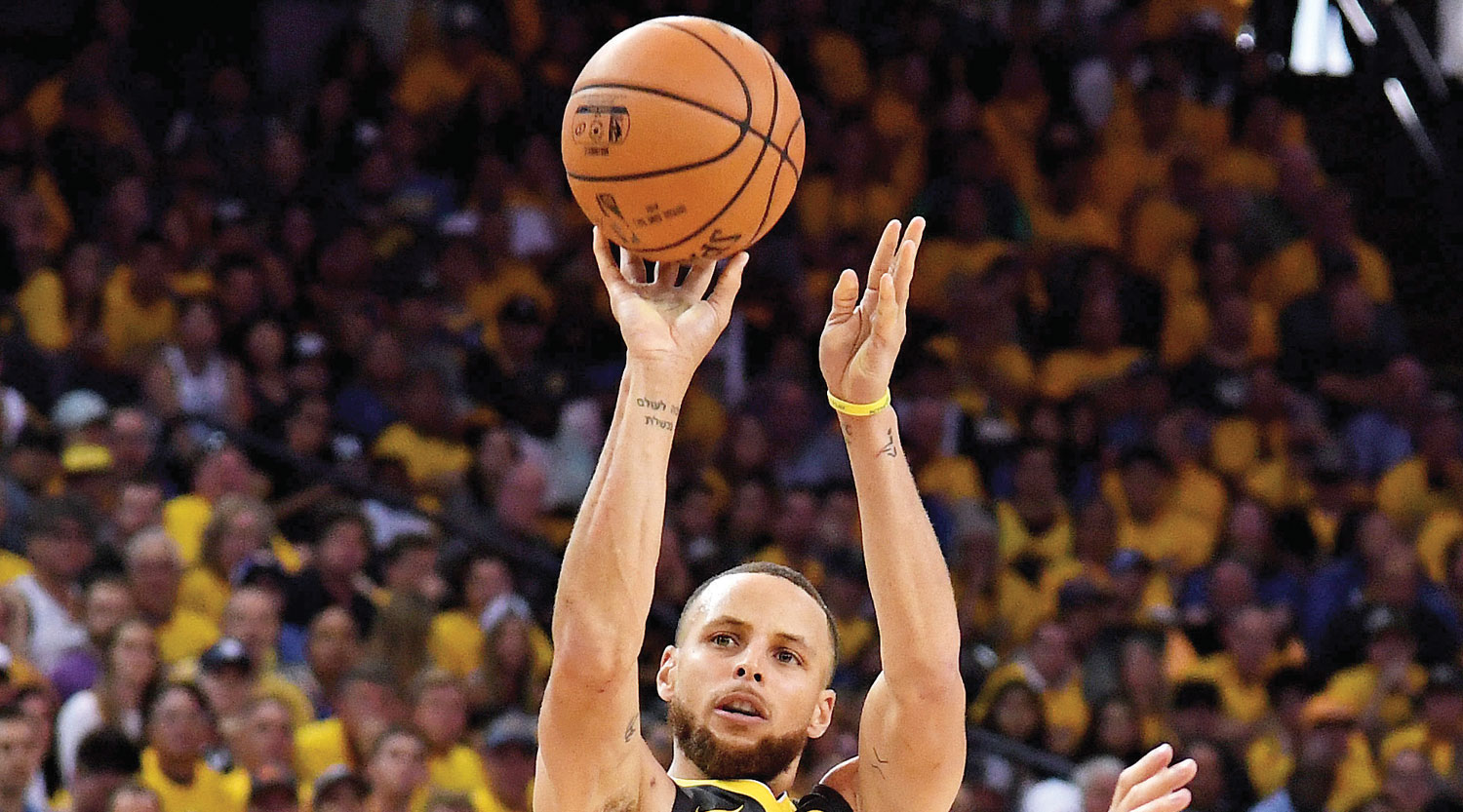 Curry’s 3-point dazzlers lift Warriors halfway to NBA title - Oman Observer