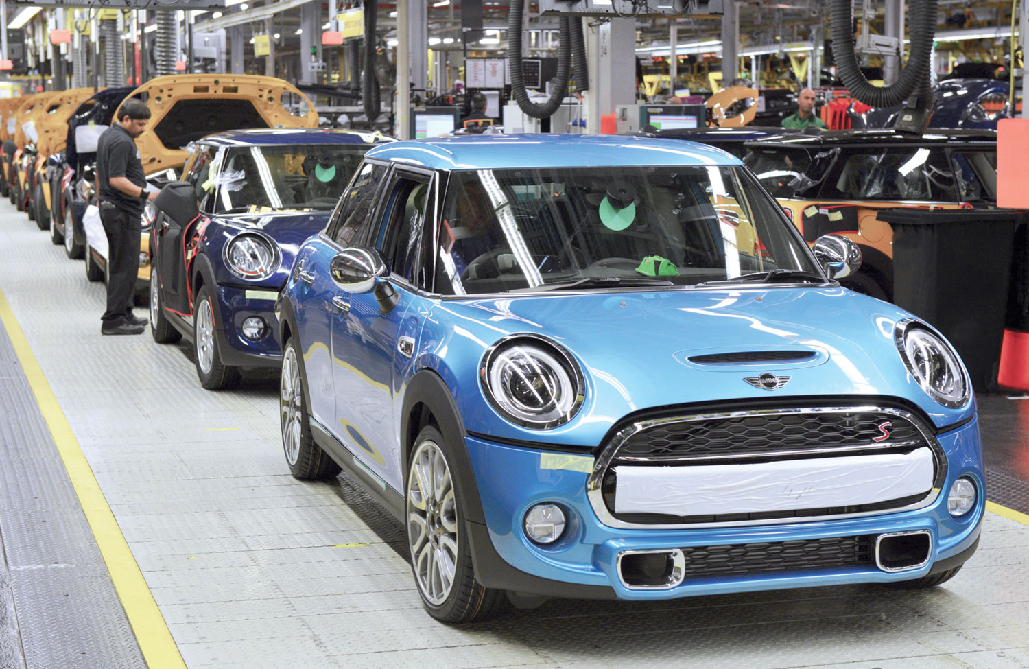 Auto industry warns British PM May: Avert a Brexit car crash - Oman ...
