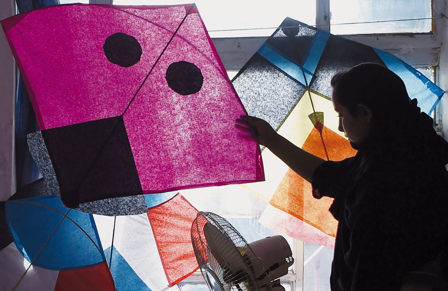 Kabul kite makers prepare for the flying season - Oman Observer