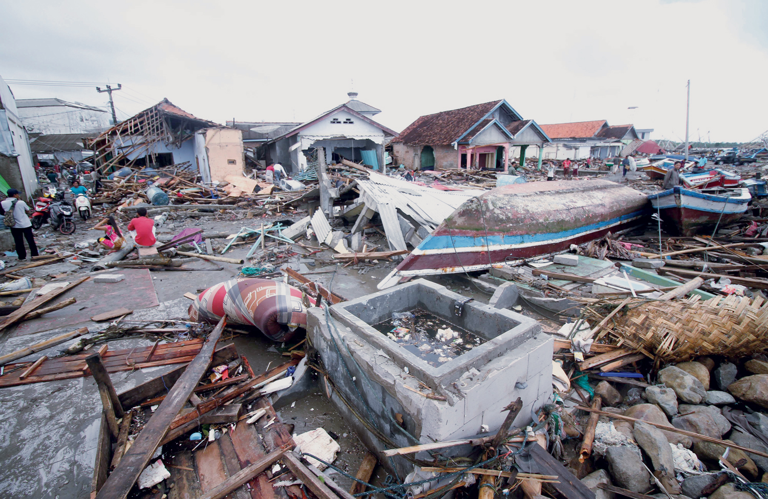 Hunt for survivors as Indonesia tsunami death toll climbs to 373 - Oman ...