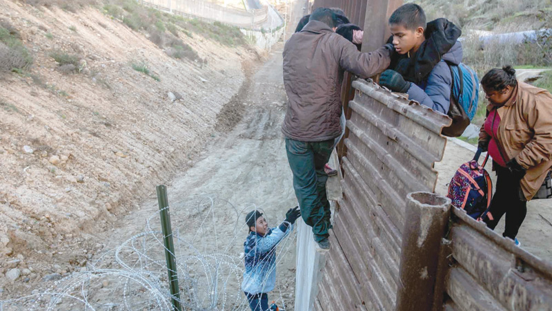 Trump threatens to close border if wall funding not approved - Oman ...