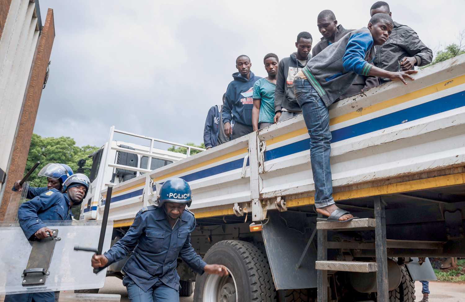 Zimbabwe police erect road blocks to hunt anti-government protesters ...