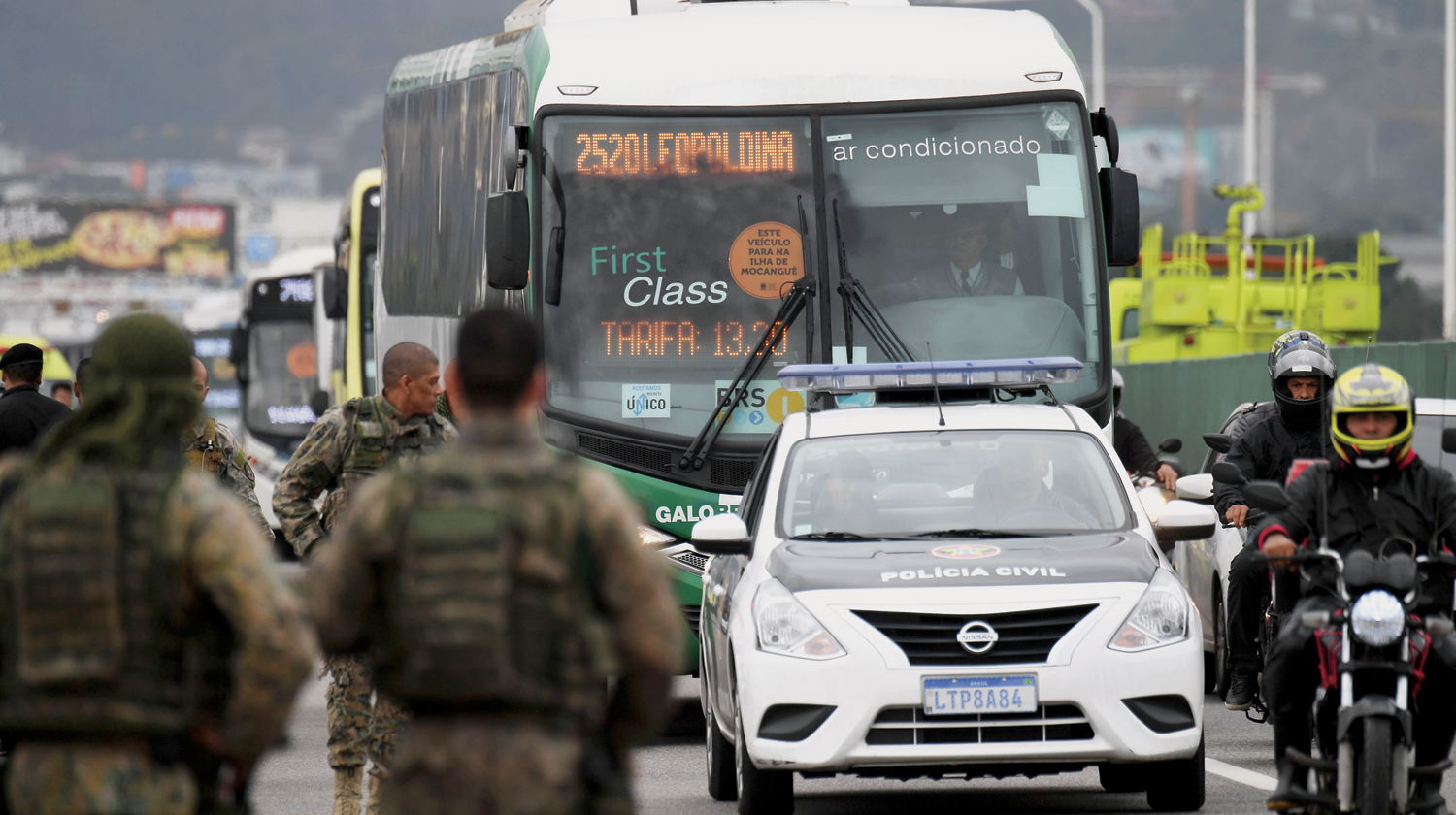 Brazilian police sniper kills Rio bus hijacker; no hostages hurt - Oman ...