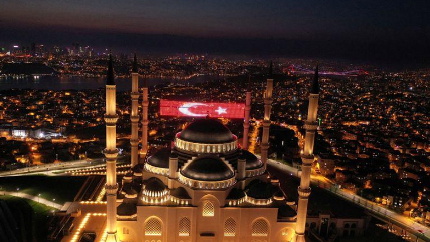 Turkish mosque lights tell the faithful to stay home during Ramadan ...