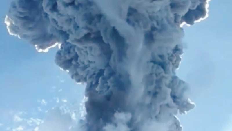 Hundreds of Indonesians flee as Java volcano belches hot gas - Oman ...
