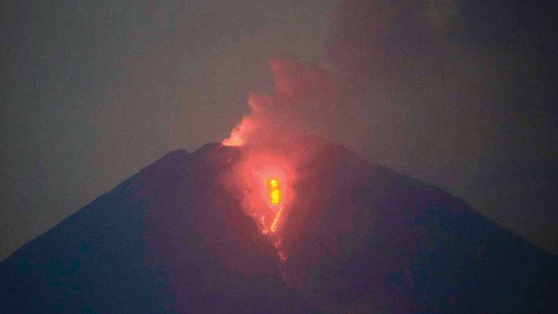 Hundreds flee as Indonesian volcano spews lava, ash - Oman Observer