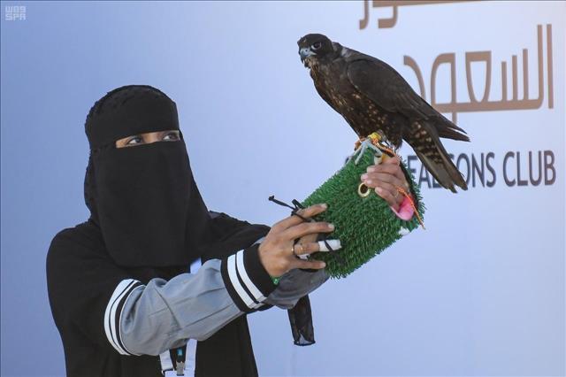 First woman competes at Middle East's top falconry show - Oman Observer