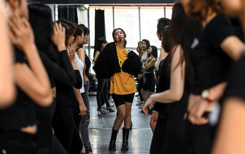 Instagram-ready: Vietnamese influencer teaches art of posing - Oman ...